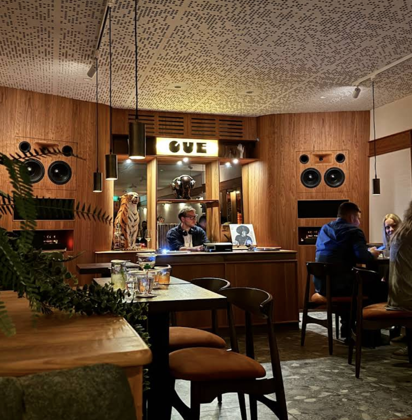 CUE- Bar Restaurant Amsterdam - Champagne Hunters